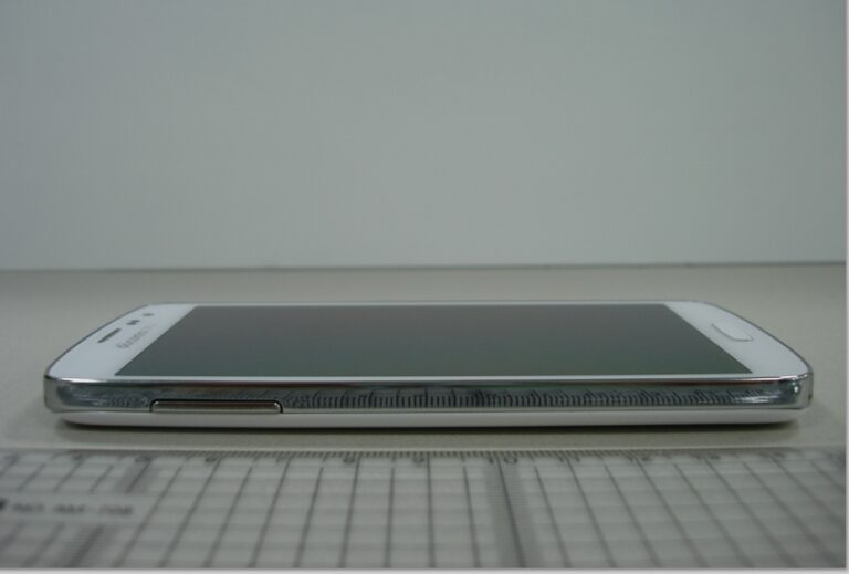 Photos of Samsung's unreleased Tizen (Samsung ZeQ) handset emerge ...