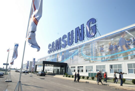 Samsung drops to second place in Russia's online smartphone sales ...