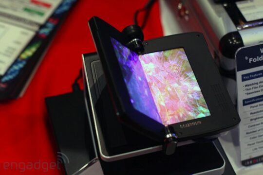 Patent shows an advanced Samsung tablet with a huge foldable display ...