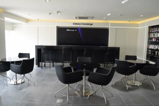 Samsung opens its largest experience store in India with 4D chair ...