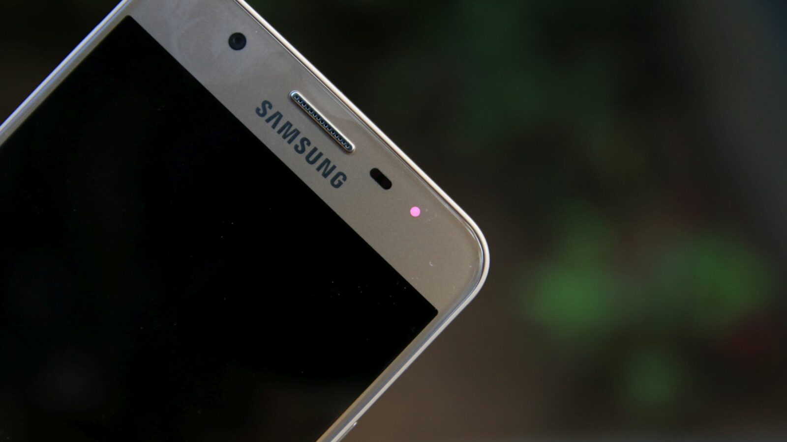 A notification LED has finally made its way to non-flagship Samsung ...