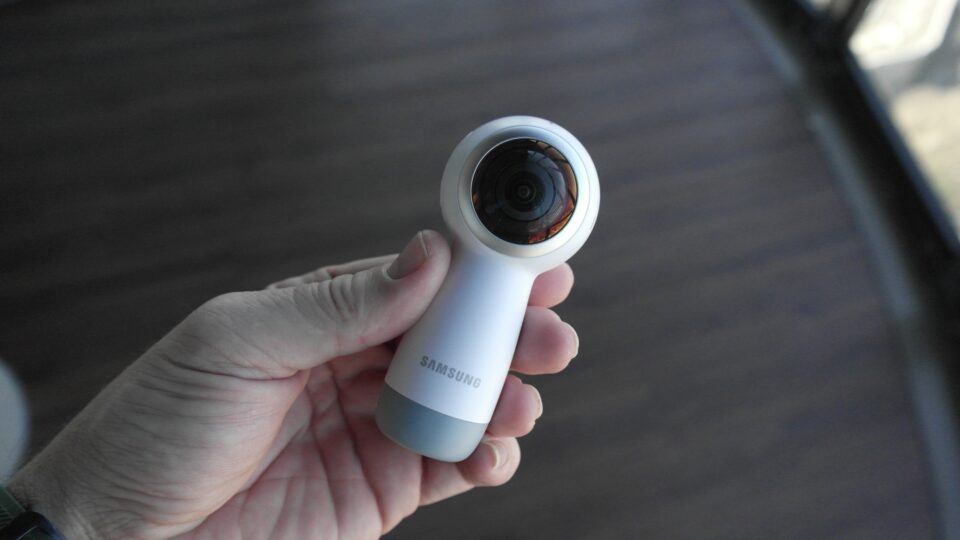 A new 360-degree camera possibly being developed by Samsung - SamMobile ...