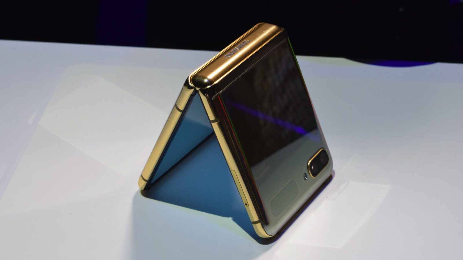 US versions of Galaxy Z Flip, Z Flip 5G get December 2022 security ...