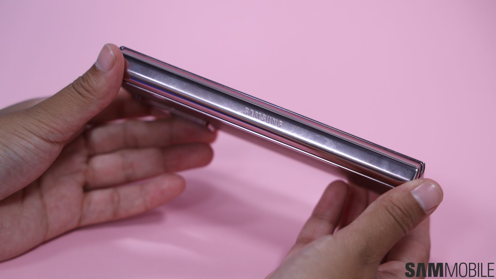 Nothing gets past the clever hinge in this Galaxy Z Fold 2 durability ...
