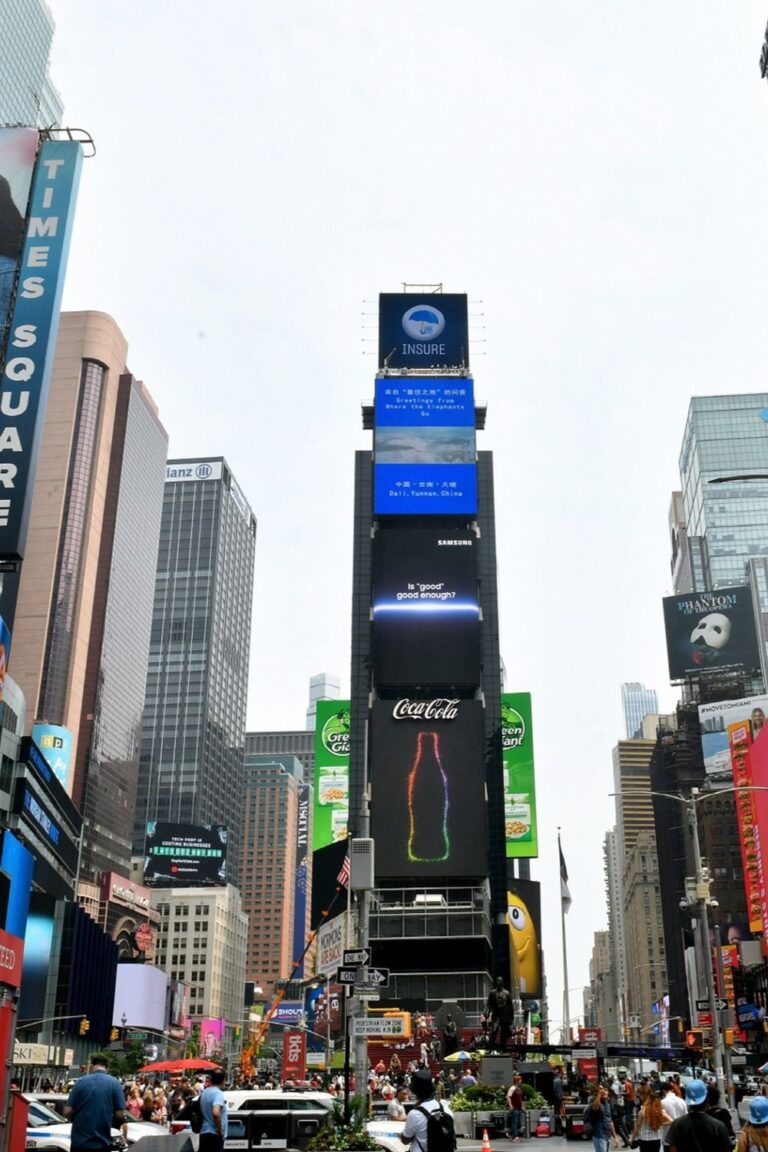 Galaxy Unpacked digital signages take over urban hotspots worldwide ...
