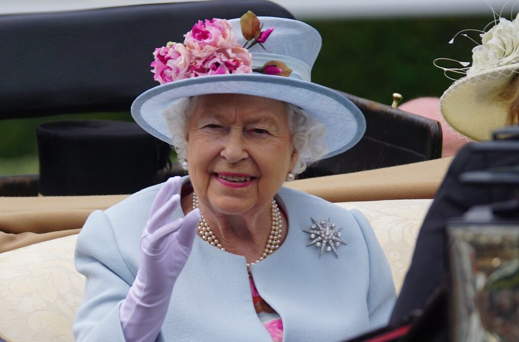 Her Majesty The Queen really loves her Samsung gadgets - SamMobile