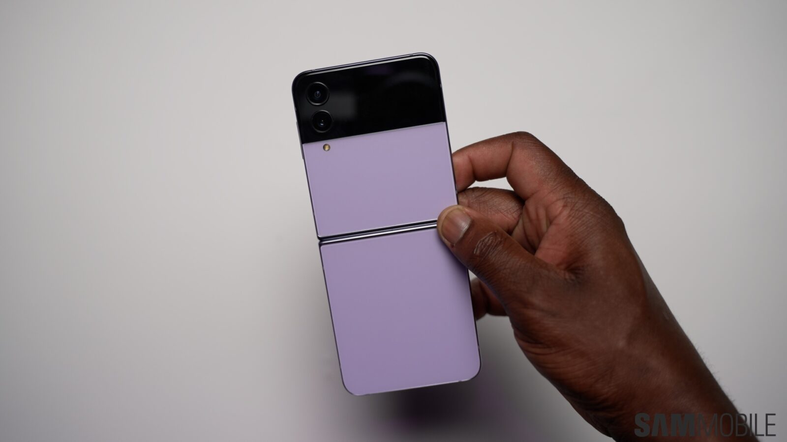 Watch Samsung hilariously troll Apple for not having a foldable phone ...