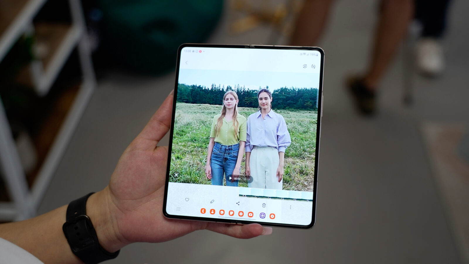 Repairing Galaxy Z Fold 4 or Flip 4's cracked screen costs just $29 ...