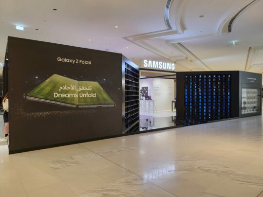 Samsung pop-up store in Qatar has a Flex Mode AR game for football fans ...