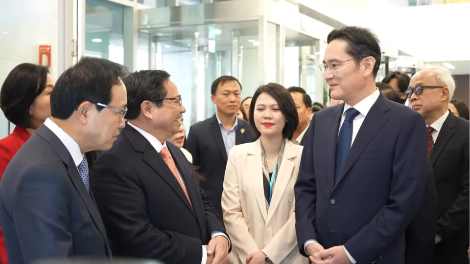 Samsung President returns home after a long business trip - SamMobile