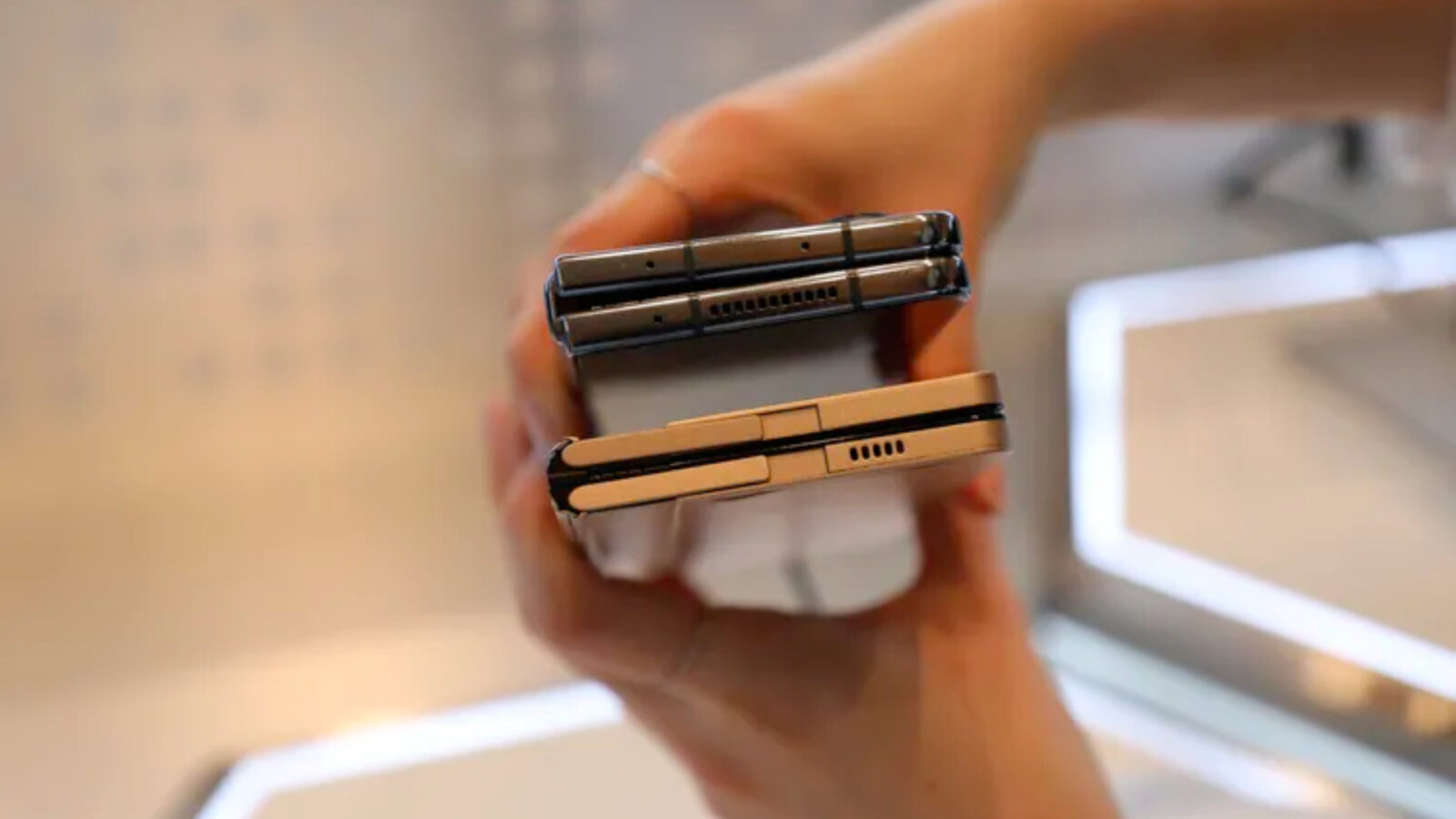 Samsung's new OLED screen can be folded inward and outward - SamMobile