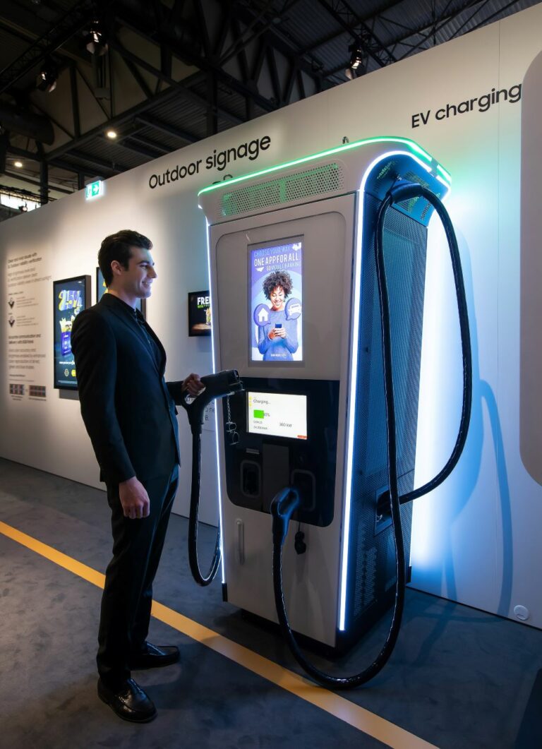 Samsung introduces new digital signage displays at ISE 2023 in Spain ...