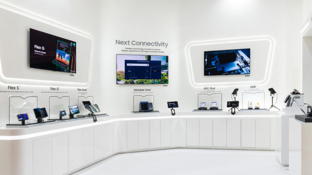 Samsung showcases durability and performance of its OLED panels at MWC 2023 - SamMobile