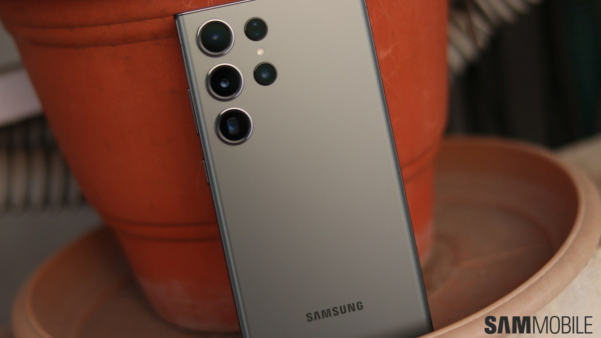 It's crazy how Samsung has two Galaxy S23 models with two-day battery ...