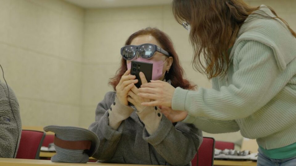 Samsung distributes free Relumino Glasses to visually impaired in Korea ...