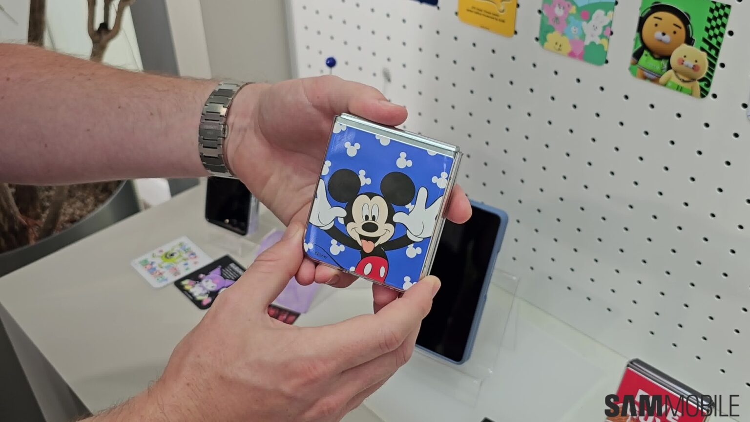 Galaxy Z Flip 5 Flipsuit Case might make you want to become a walking ...