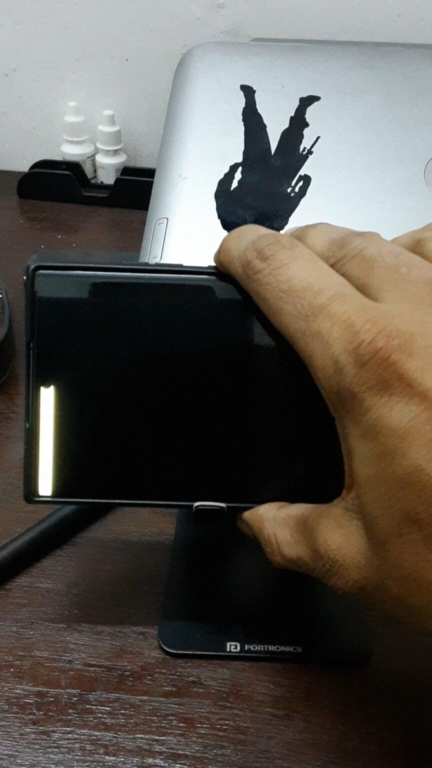 [Update: Fixed for free] Facing display issues on your Galaxy S22? You ...