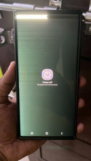 [Update: Fixed for free] Facing display issues on your Galaxy S22? You ...