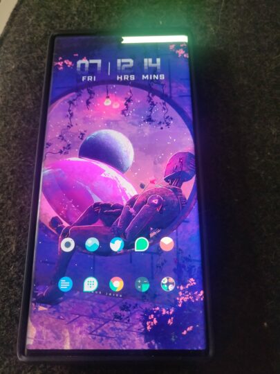 [Update: Fixed for free] Facing display issues on your Galaxy S22? You ...