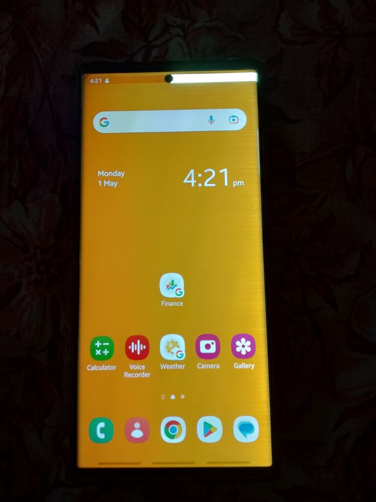 [Update: Fixed for free] Facing display issues on your Galaxy S22? You ...