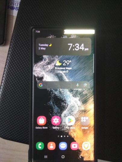 [Update: Fixed for free] Facing display issues on your Galaxy S22? You ...