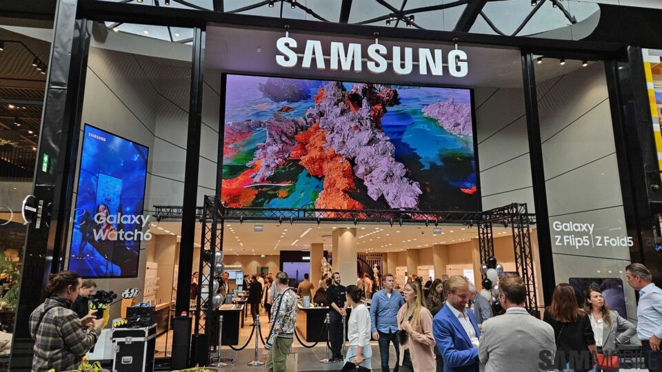Samsung's new Netherlands Experience Store greets you with a huge ...