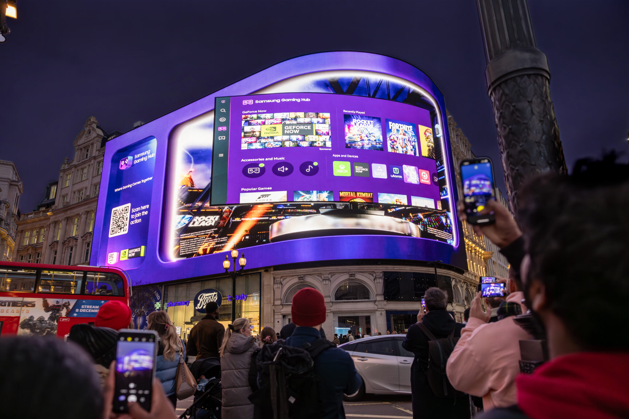 Samsung live-streamed Rocket League on a 3D screen in London - SamMobile