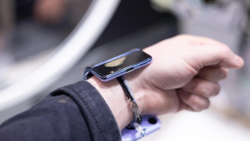 Samsung showcases bendy phone that you can wear on your wrist - SamMobile