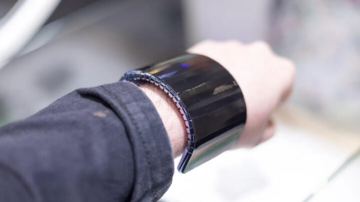 Samsung showcases bendy phone that you can wear on your wrist - SamMobile