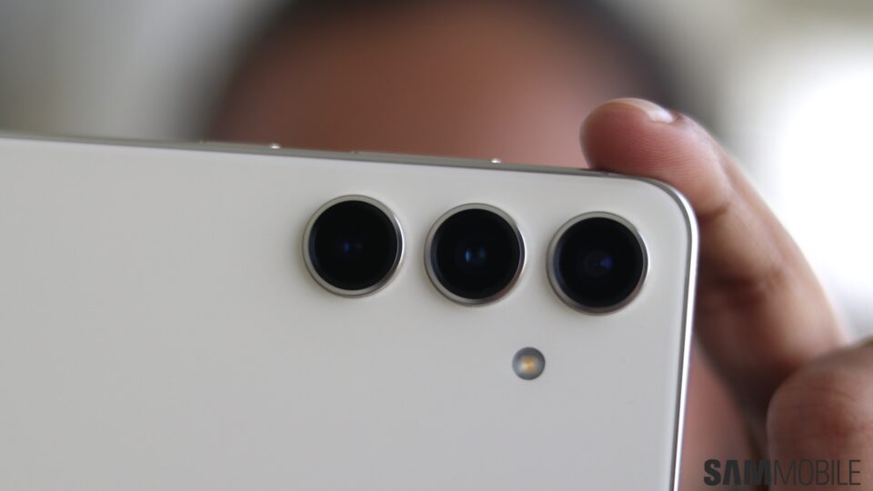 Galaxy S25, S25+ camera rings may have a highly unusual design - SamMobile