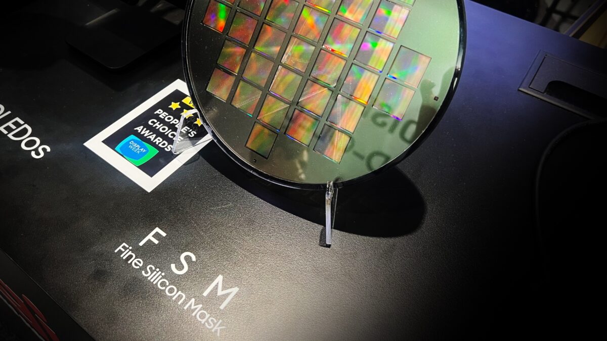 Samsung showcases OLED microdisplay for XR headsets, rifle scopes ...