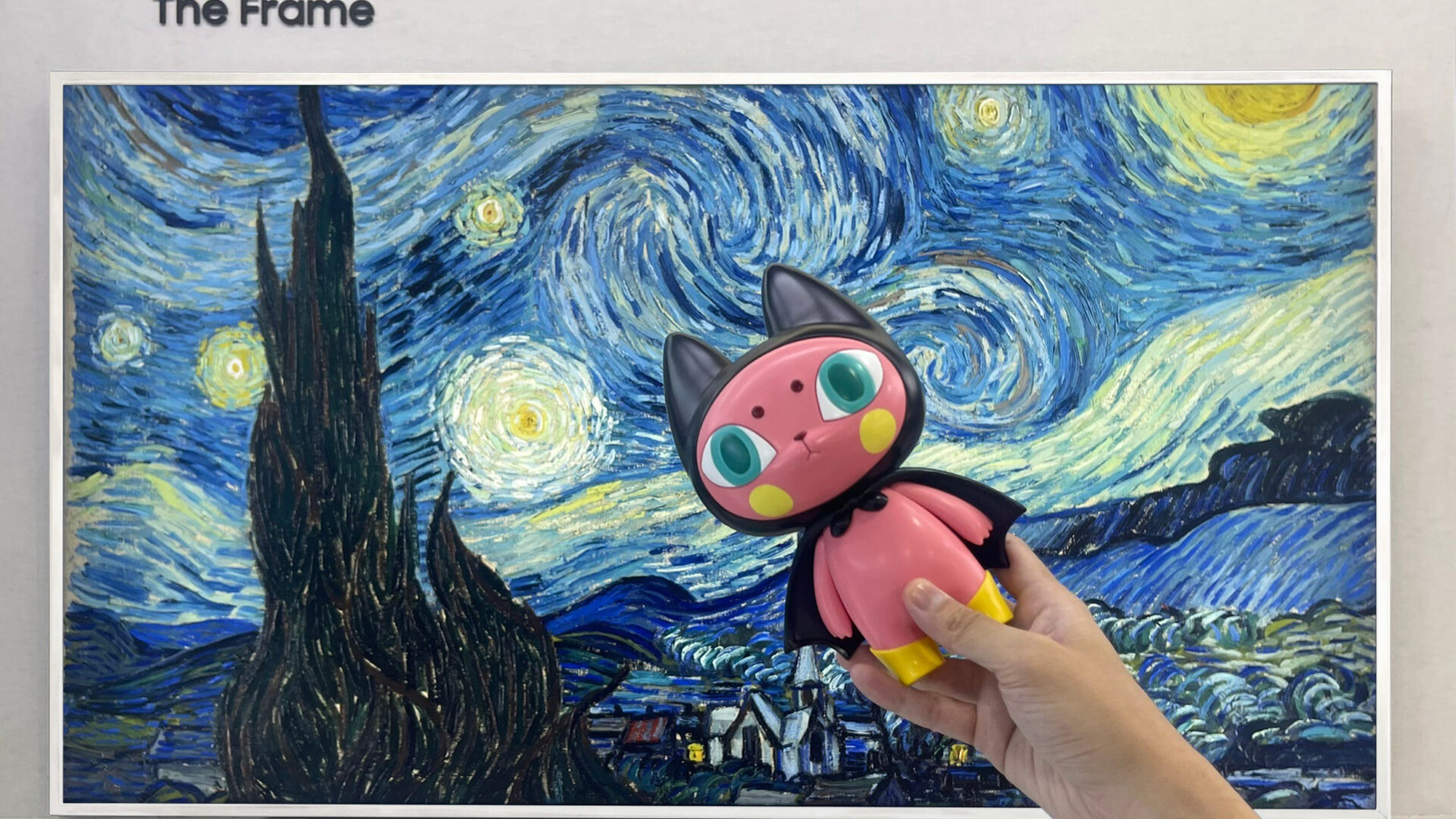 Bad Meaw mischievous cat is pouncing on Samsung The Frame TV - SamMobile