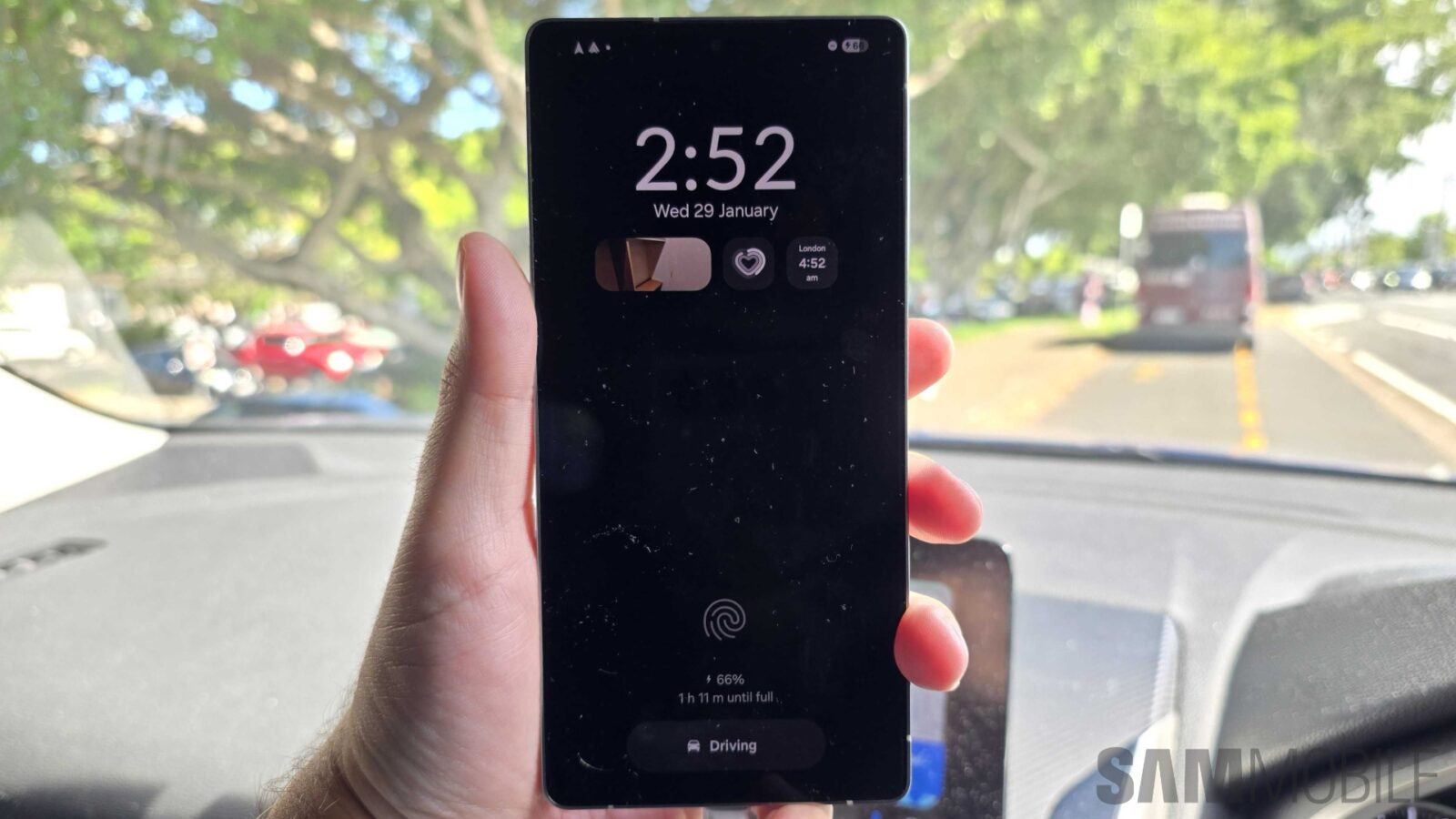 Samsung's Now Bar feature in One UI 7.0 also works on AOD - SamMobile