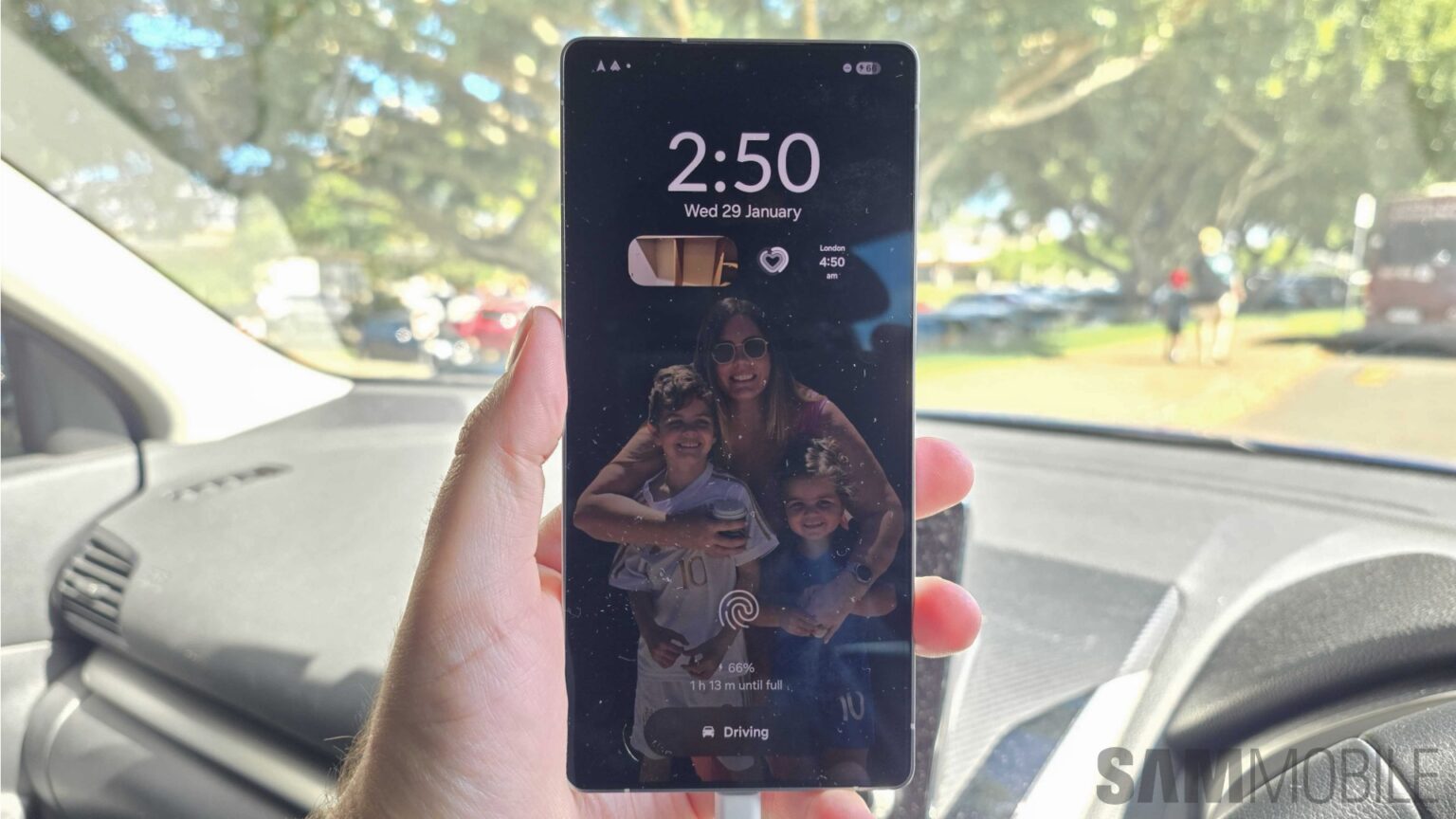 Samsung's Now Bar feature in One UI 7.0 also works on AOD - SamMobile