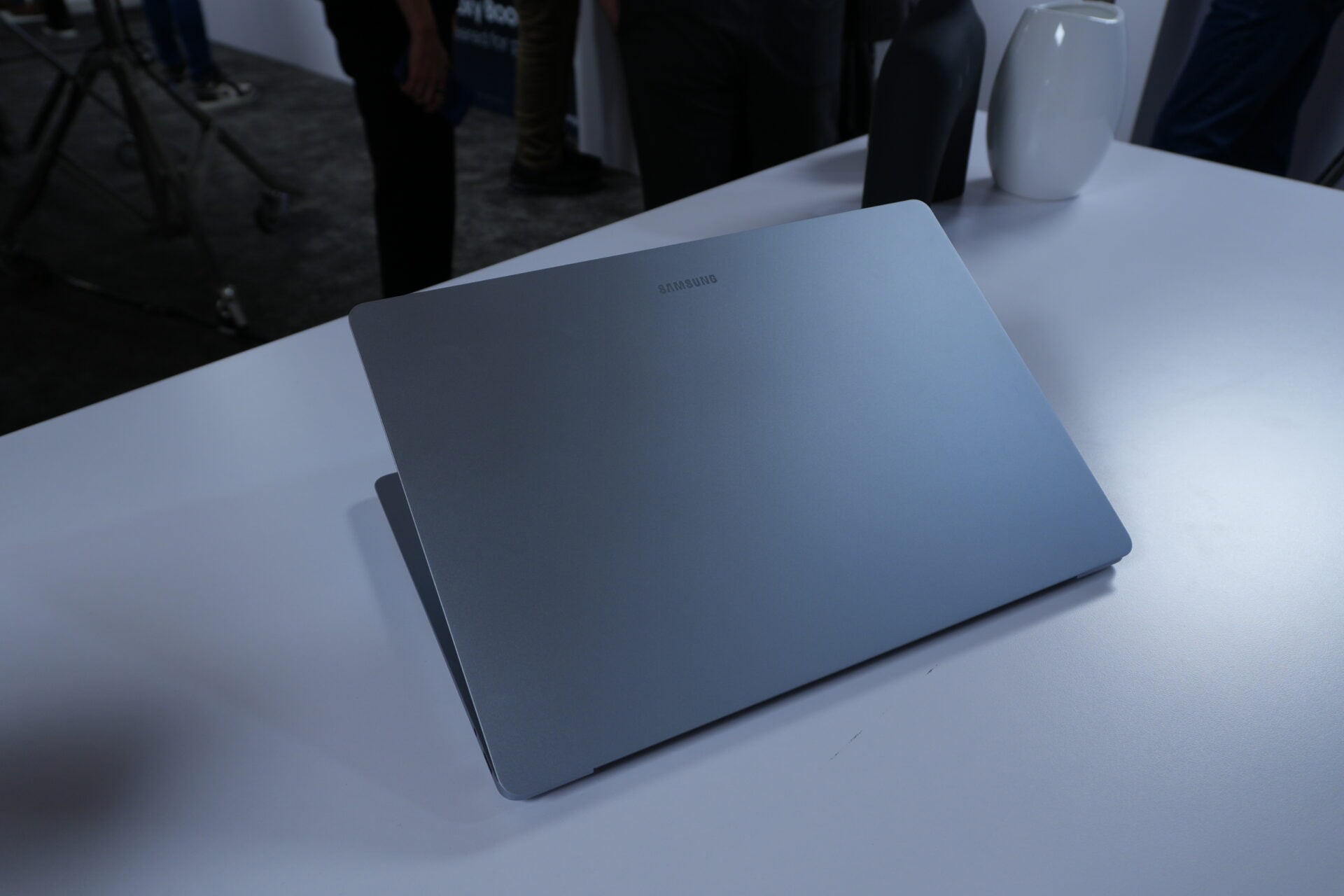 Galaxy Book 6 fully adopts a centered trackpad and layout, now across ...