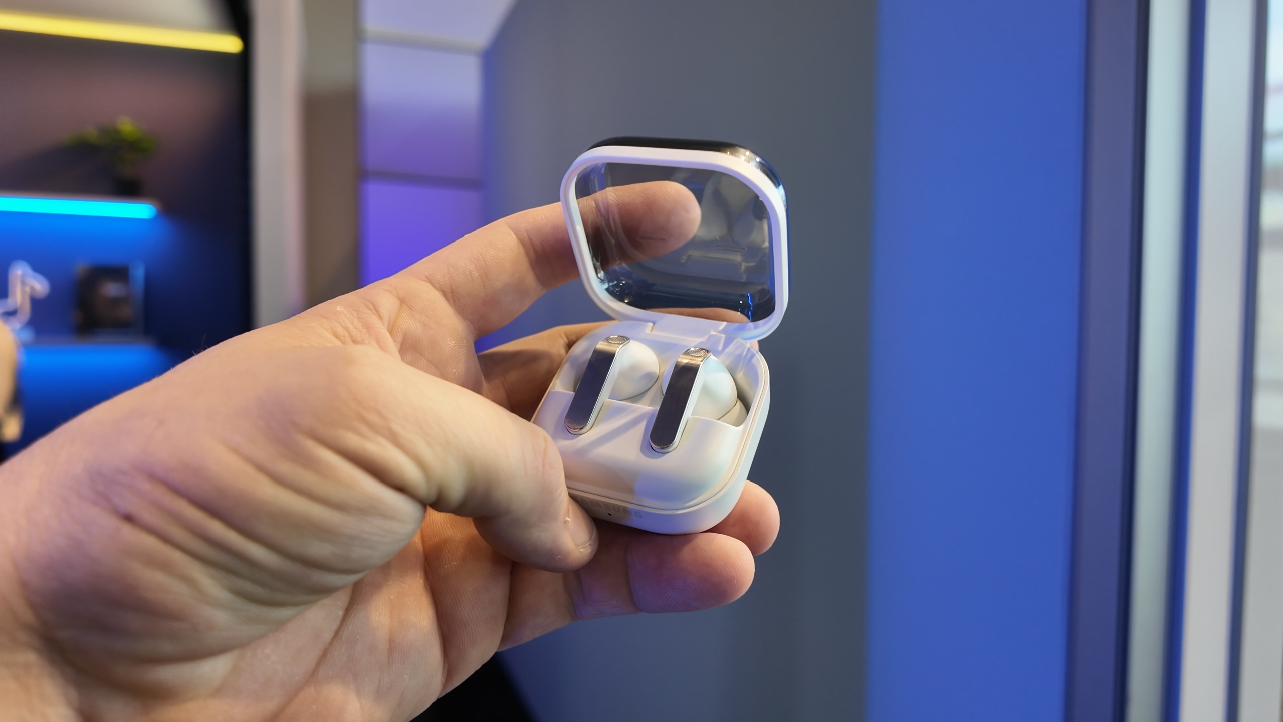 Samsung Galaxy Buds 4 (Pro) hands-on - SamMobile
